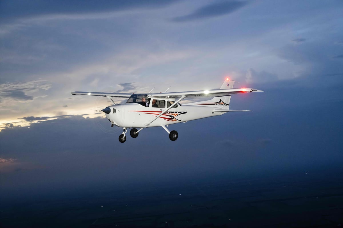 Cessna Skyhawk Replaces Magnetos with Electronic Ignition | Aviation ...