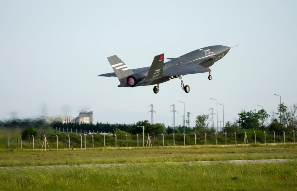 M-346 Military Jet Leads Baykar UCAV in Autonomous Formation Flight ...