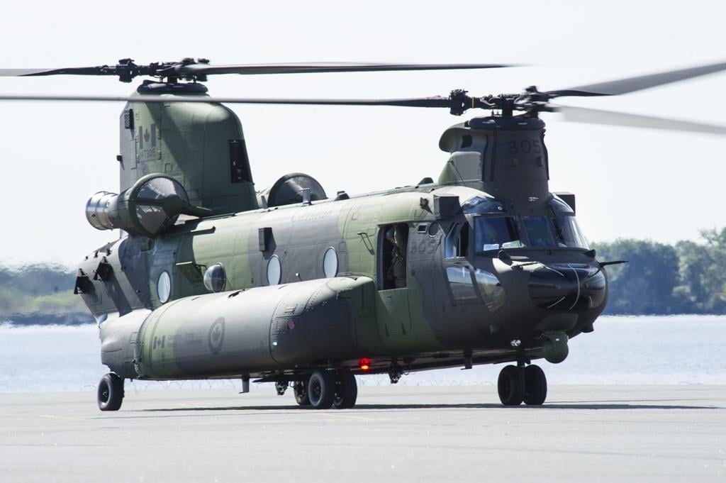 difference between apache and chinook helicopter