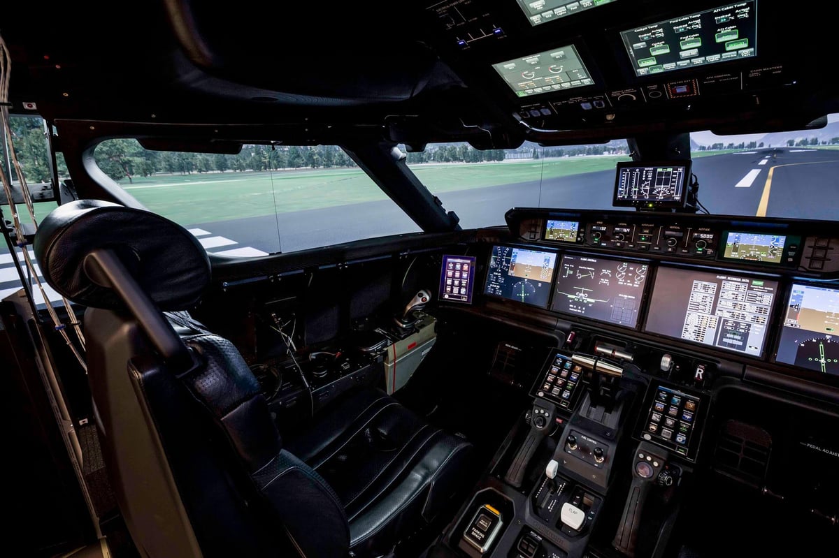 Sidesticks Shine in G500 Sim Flight | Aviation International News