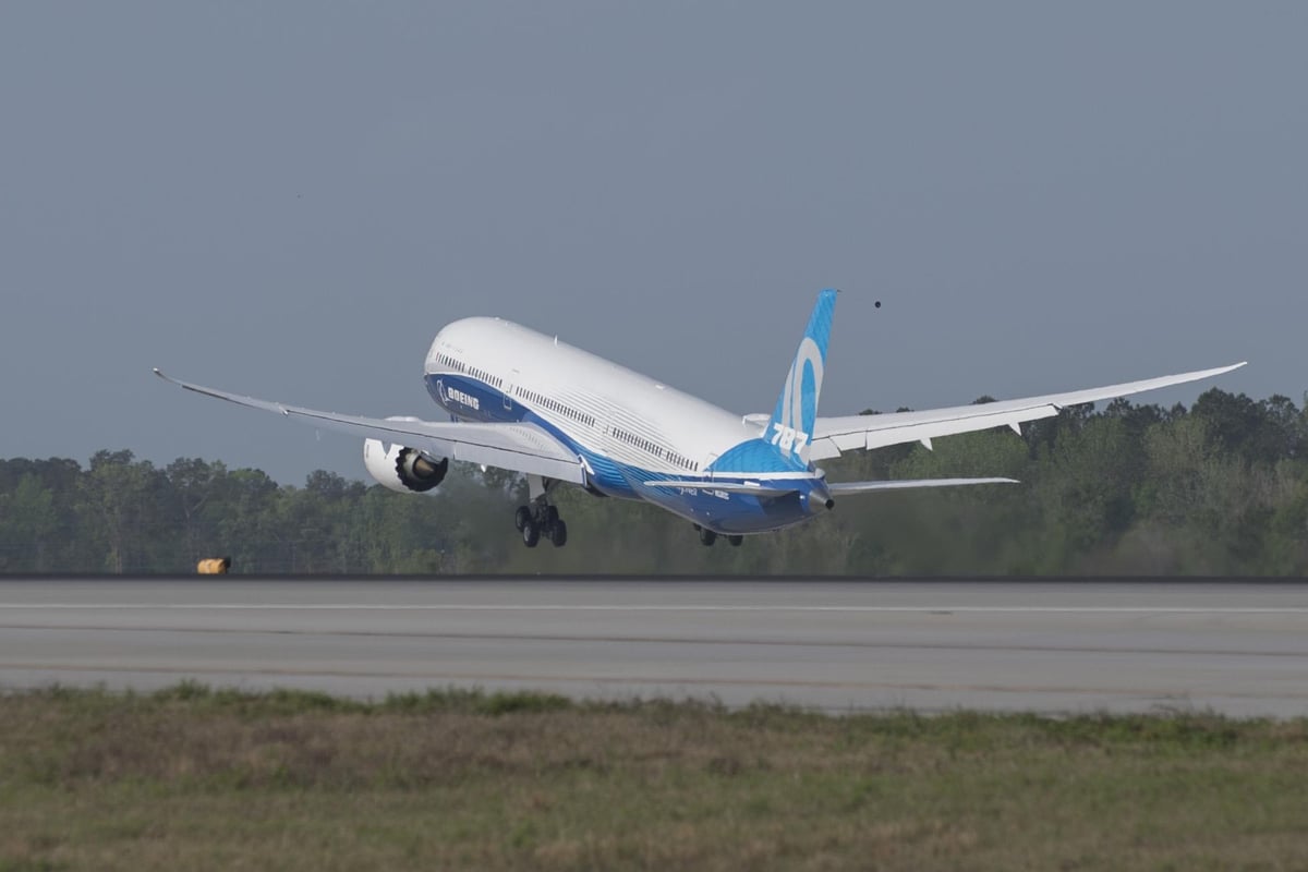 Boeing Flies 787-10 for the First Time | Aviation International News