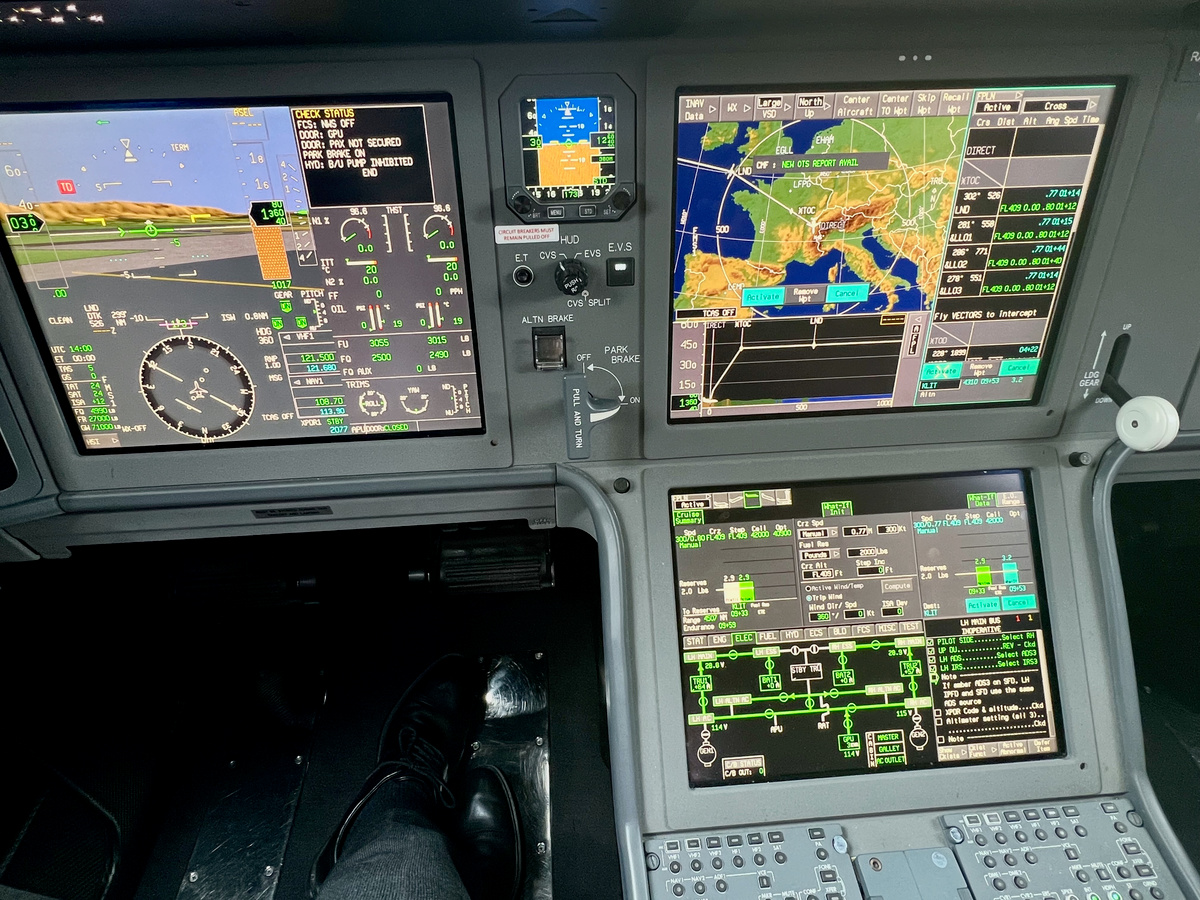 EASy IV Flightdeck Paves Way for Dassault Falcon 10X’s Nexus | Aviation ...