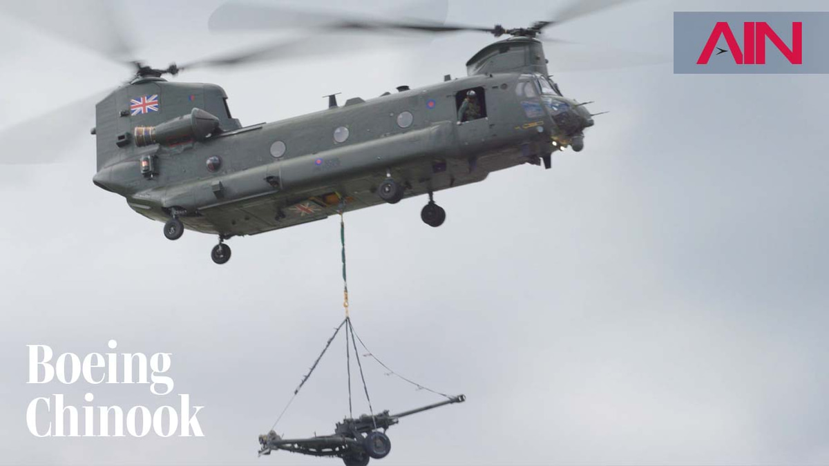 JAC Boeing CH-47 Chinook Helicopter Flies at the Farnborough Airshow ...