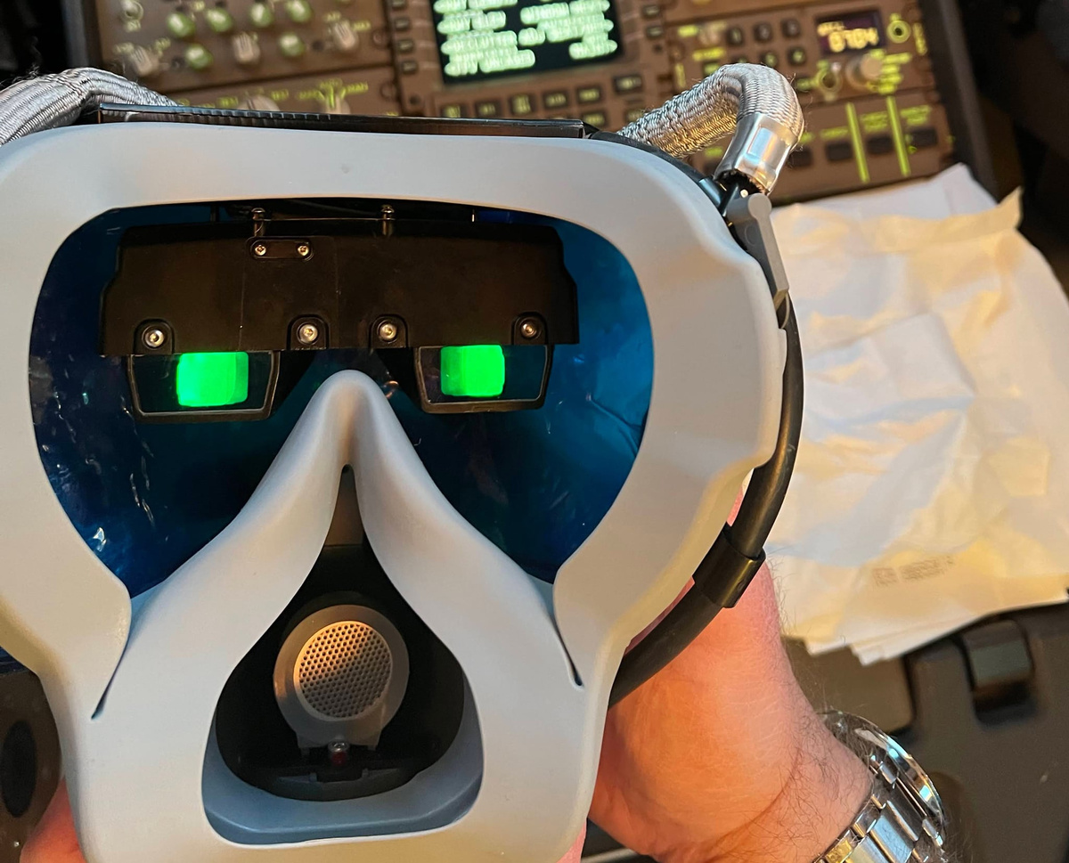 Klatt Works Introduces Combined Oxygen Mask/HUD | Aviation ...