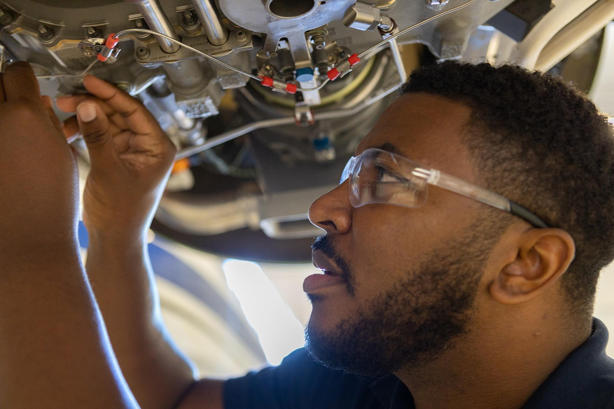 Technology, Relationships Set FlightSafety Maintenance Training Apart ...