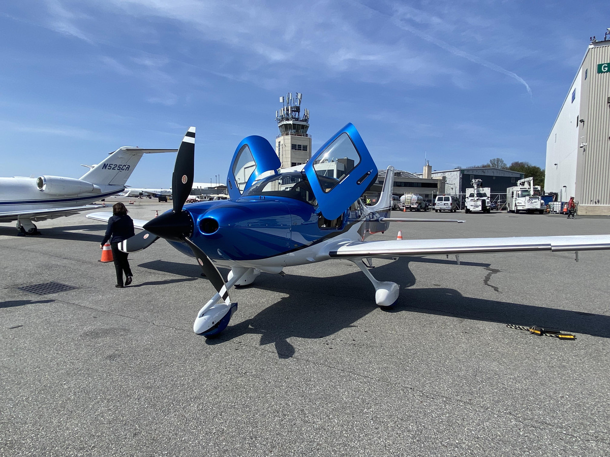 Cirrus Unveils First Autoland-equipped, Piston-powered Aircraft ...