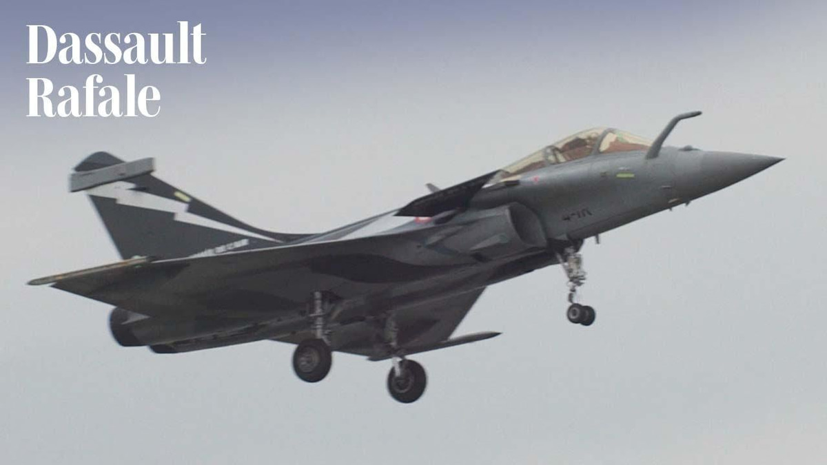 Dassault's Rafale Fighter Impresses in the Paris Air Show Flying ...