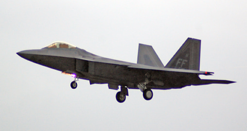 Raptor Thrills at Farnborough but Thanks to Escort? | Aviation ...