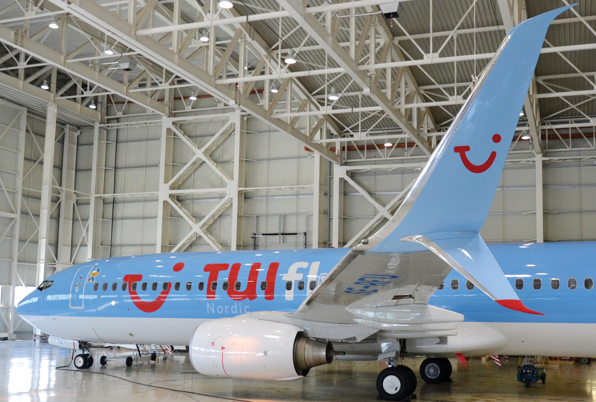 Aerostar Fits Split Scimitar First | Aviation International News