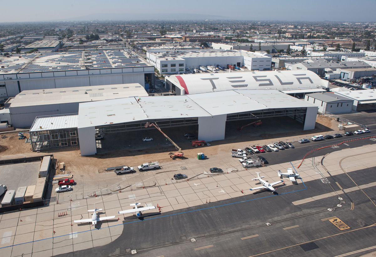 L.A. FBO Expands Aircraft Storage Space | Aviation International News