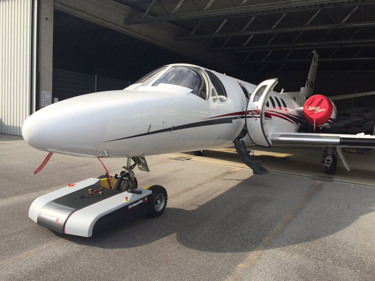 New Aircraft Towing System Makes U.S. Debut | Aviation International News