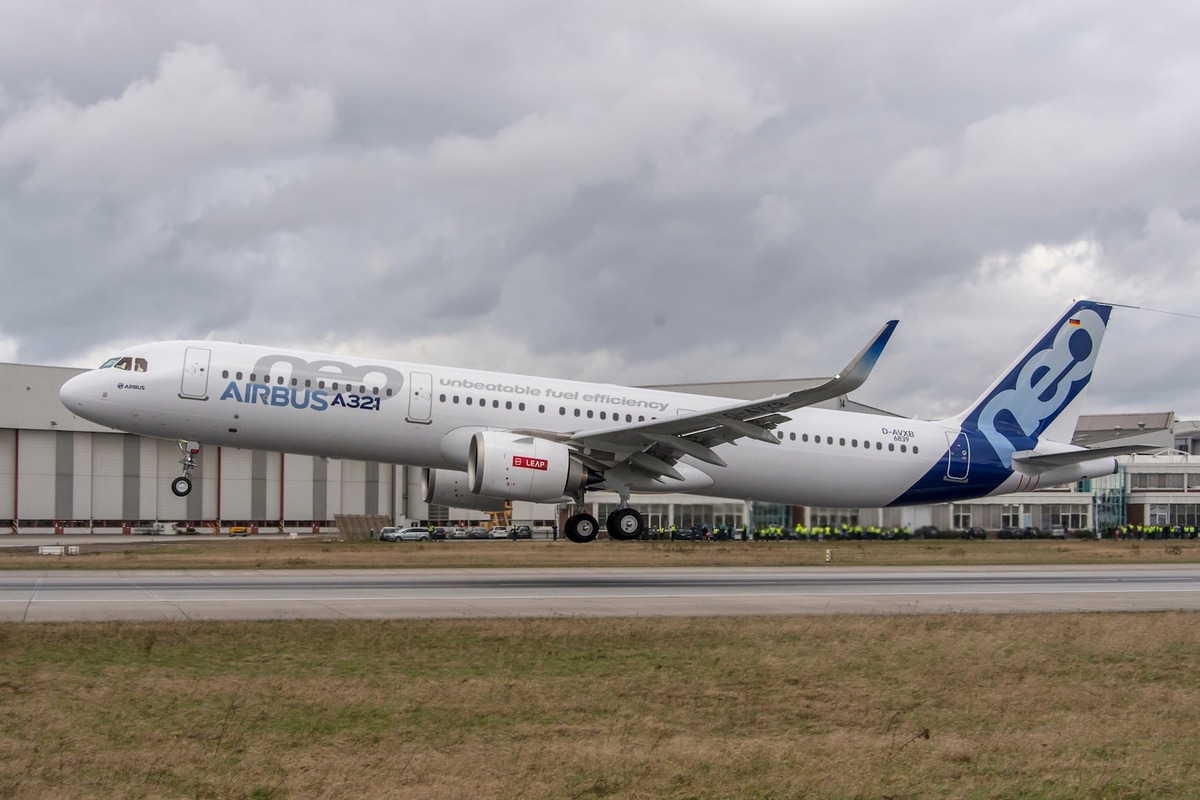 Airbus A321neo Flies for the First Time | Aviation International News