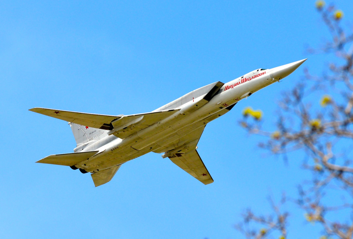 Iran Welcomes Russian Strategic Bomber to Hamedan Base | Aviation ...