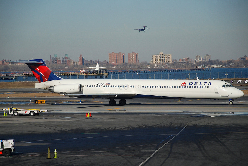 Pilots Blast NTSB Report on La Guardia Runway Excursion | Aviation ...