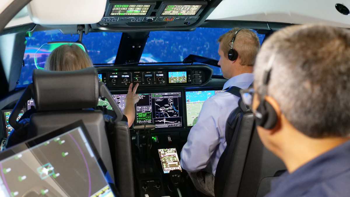 FlightSafety Adds EFVS Training for Gulfstreams | Aviation International News