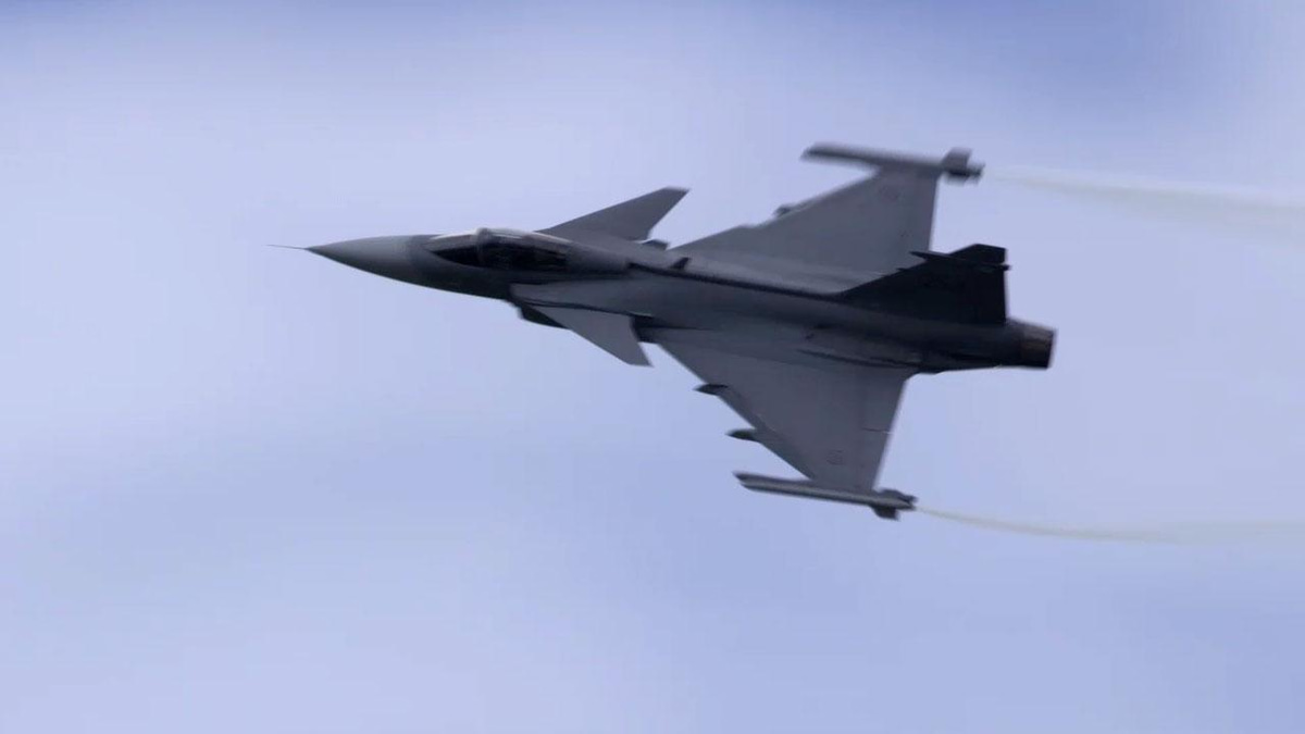 Saab JAS 39 Gripen Fighter Flies Over Farnborough | Aviation ...