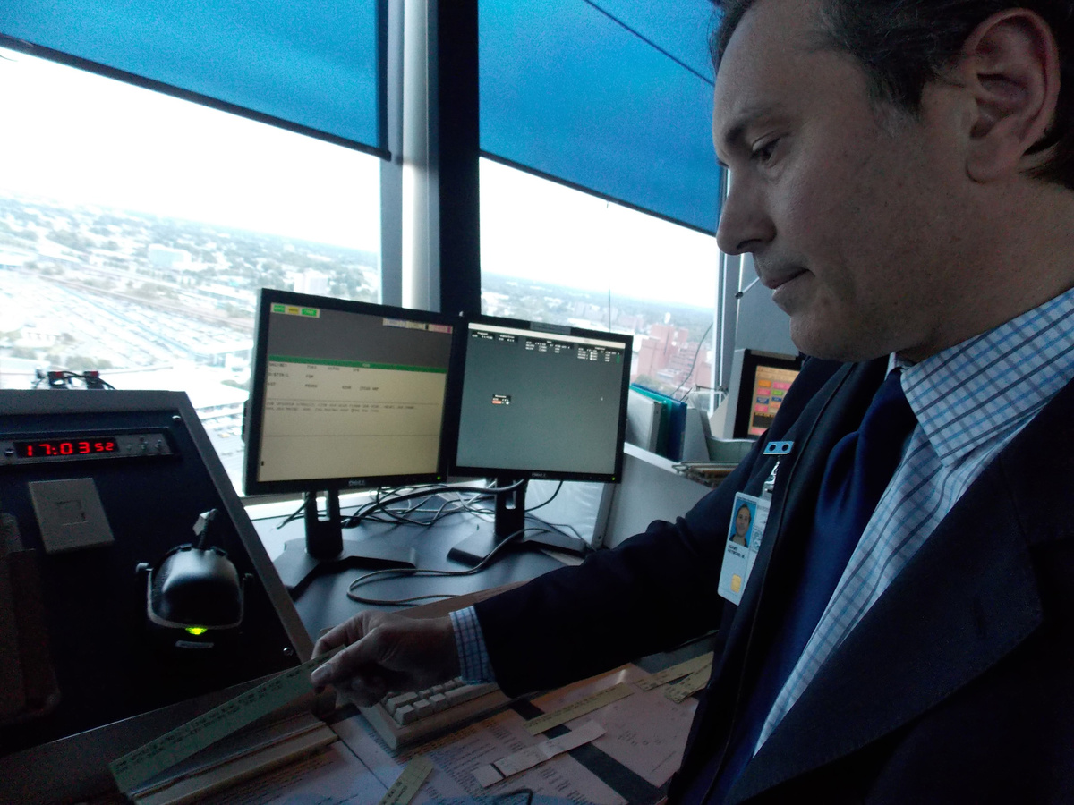 FAA Set To Expand Data Comm System | Aviation International News